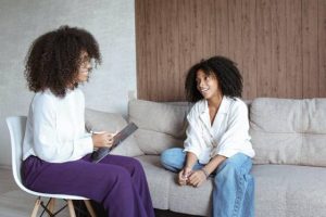 10 Therapy Goals To Achieve in Counseling (And How to Set Them)